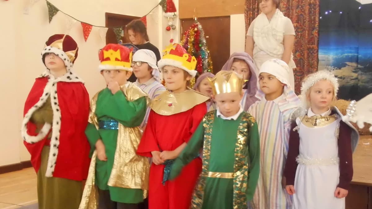 Highampton Primary School children perform 'Stable by Starlight' | okehampton-today.co.uk